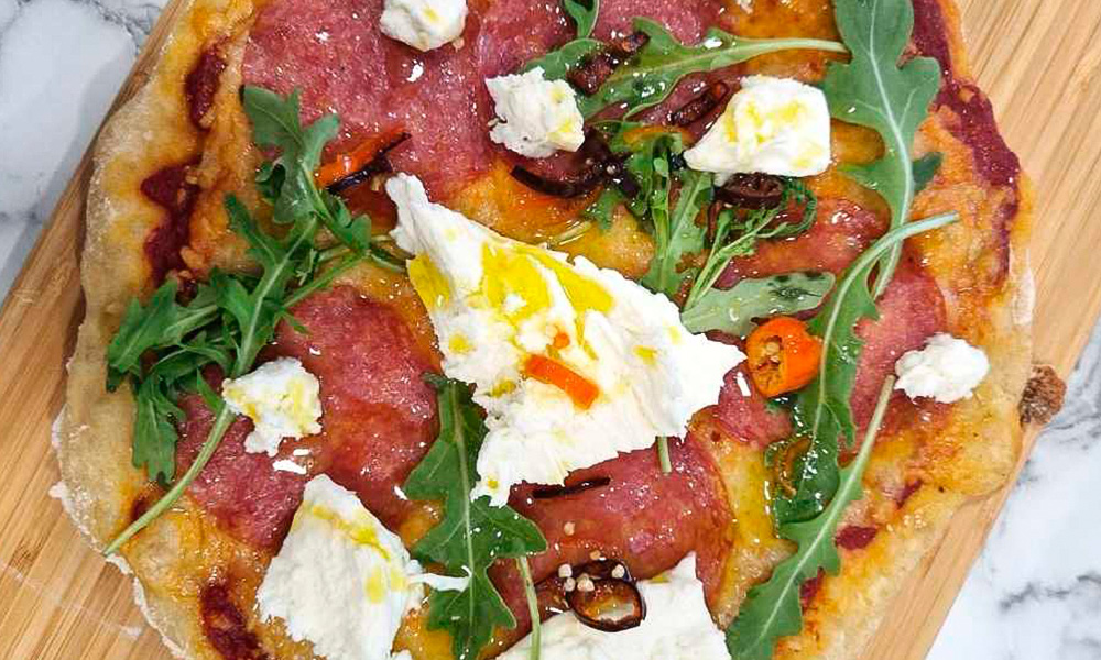 Pizzapohja ja tomaattikastike